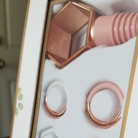 Laura Ashley | Kitchen | Laura Ashley Wine Accessory Set | Poshmark